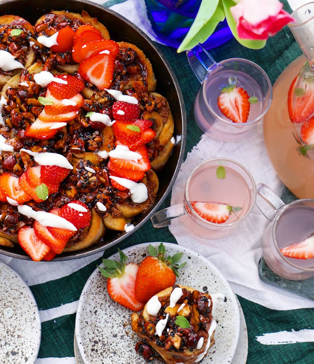 Vanilla buns with tosca. Vaniljbullar med toscatäcke och jordgubbar.